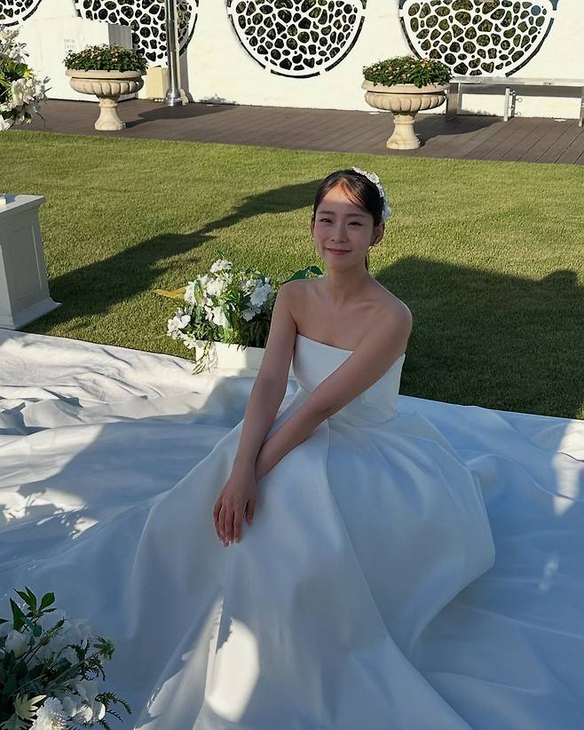 깜짝 웨딩사진 공개한 데뷔 18년차 걸그룹 멤버 가지뉴스
