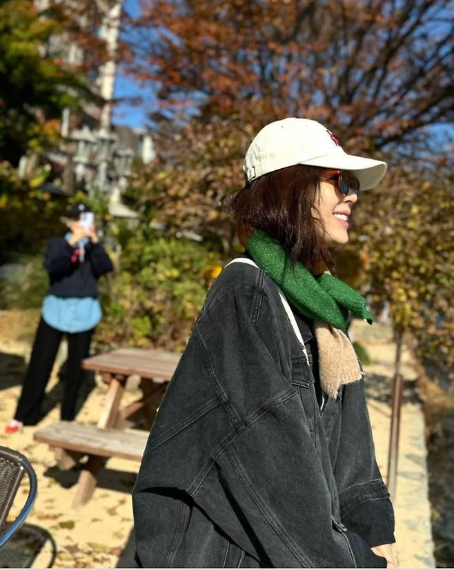 송윤아 김혜수 렌즈에 담긴 가을 소풍 스타일링 소화하기 힘든 인디핑크도 찰떡 소화 뷰티는 내운명