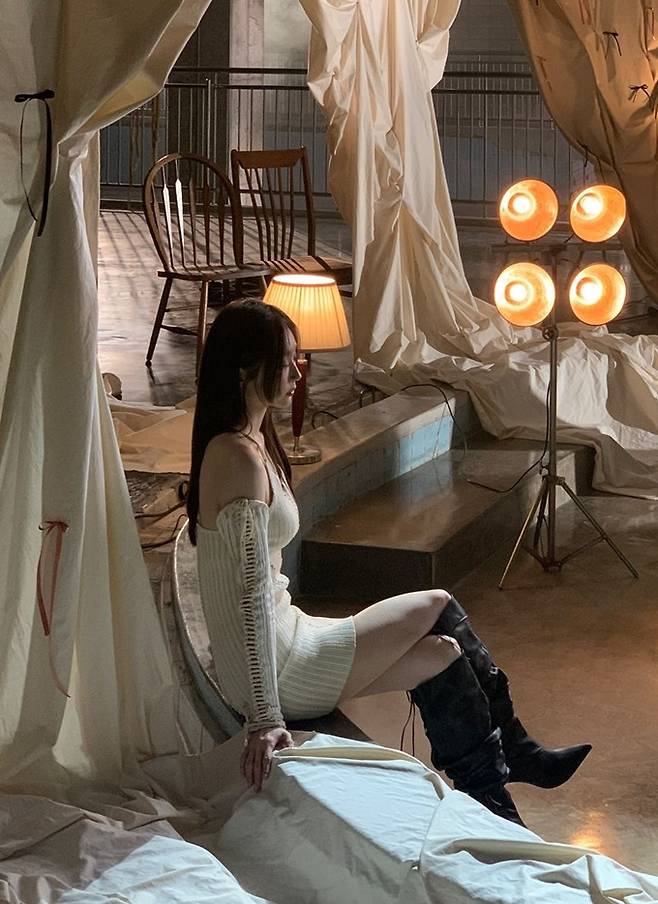 강민경 니트 착붙 S라인 몸매 그대로 끈 나시 미니 원피스 캠페인룩 패션엔