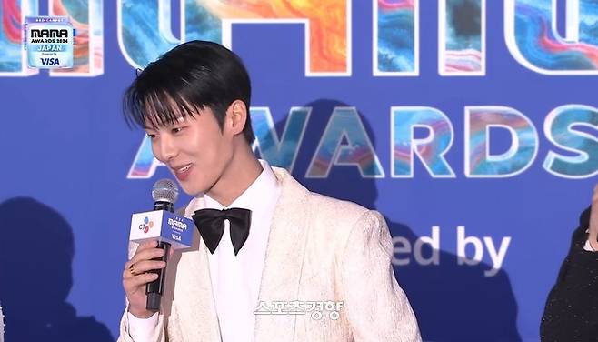 최현욱 ‘전라 노출 사진 논란 후 첫 공식석상서 웃었다 2024 Mama