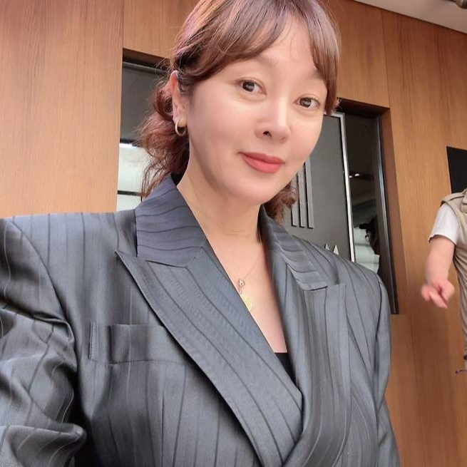 이승연 세월 거스르는 56세 슈트핏 품격 있는 셋업룩 스타일링 스타와 라이프