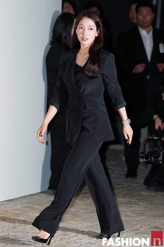 박신혜 ‘지판사 끝나도 당당 자신감 넘치는 멋진 엄마 파워우먼 슈트룩 패션엔