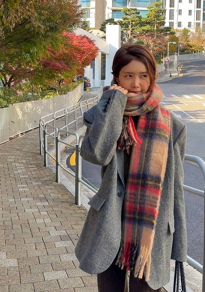 채정안 이젠 머플러 47세 스타일 퀸 머플러로 마침표 겨울 코트 외출룩 패션엔
