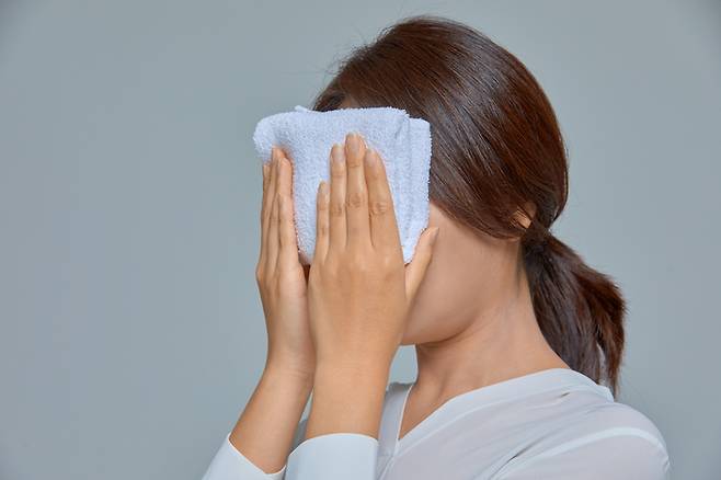 눈 촉촉해지려면 막힌 눈꺼풀 기름샘 뚫어야