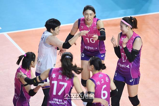 압도적인 김연경 ‘28득점 폭발 흥국생명 현대건설 또 완파 9연승으로 독주 체제