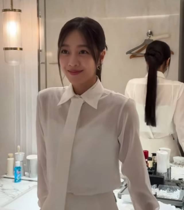 신혼여행 미룬 조보아 시스루 입고 미모 열일 중