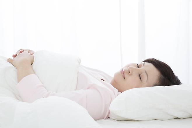 여성 남성보다 더 자야 한다는데자꾸 뒤척인다면 어떻게