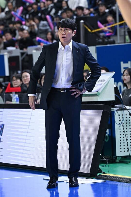 경기 후 하상윤 삼성생명 감독 선수들이 정해진 수비 위치를 잘 지켰다” 위성우 우리은행 감독 선수들이 지친 게 보였다”