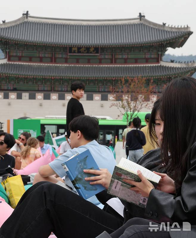 서울야외도서관 한강 작가 작품 아이들은 부모 동반해야 열람