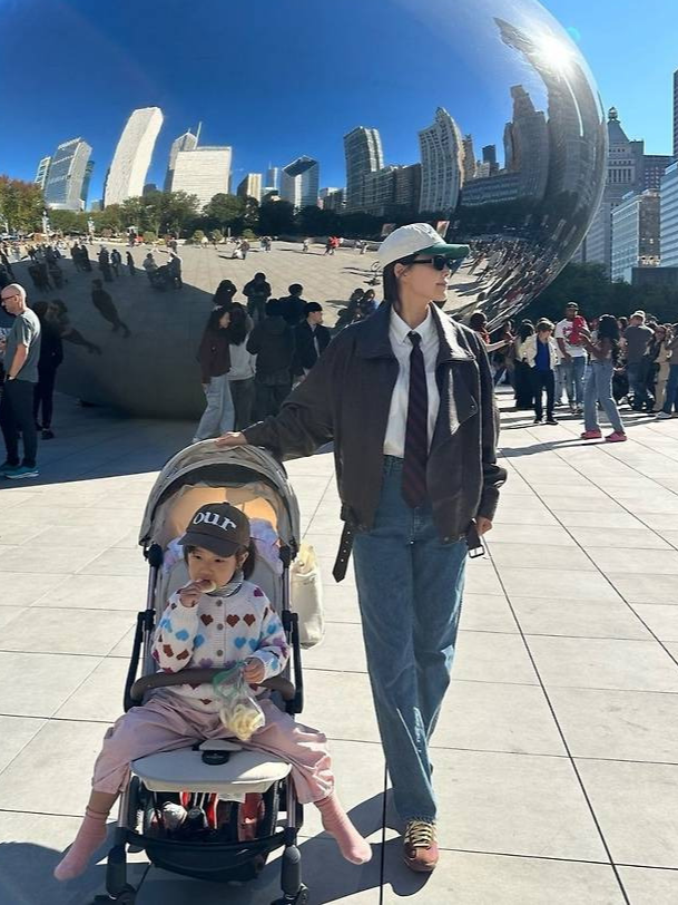 한지혜 시카고 여행에서도 돋보이는 패션 딸과 함께한 우아한 가죽 재킷룩 스타와 라이프