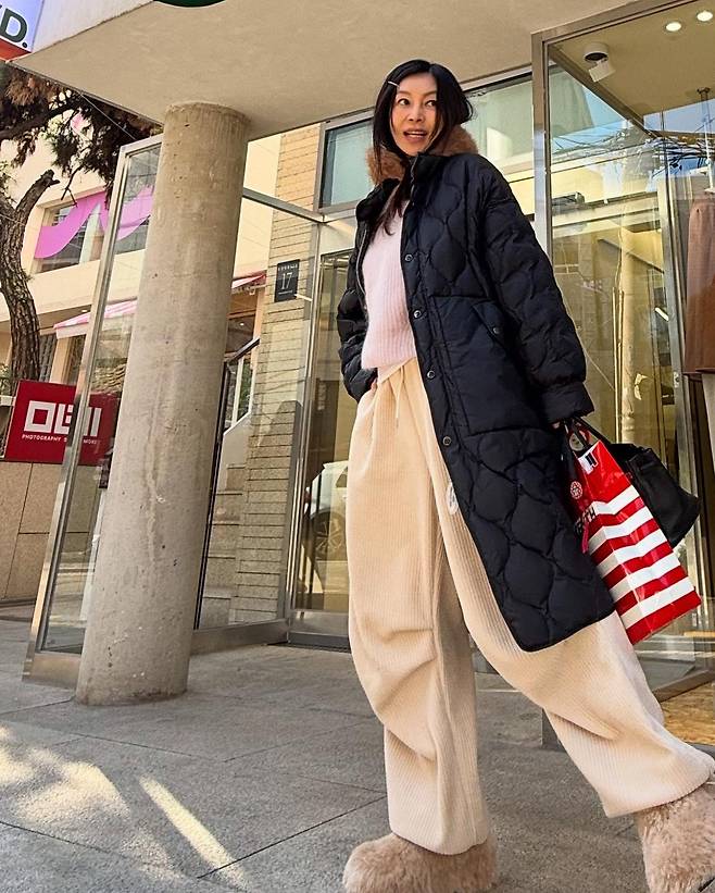 황신혜 61살 맞아 롱패딩 입고 동안미모 뽐내 스타픽