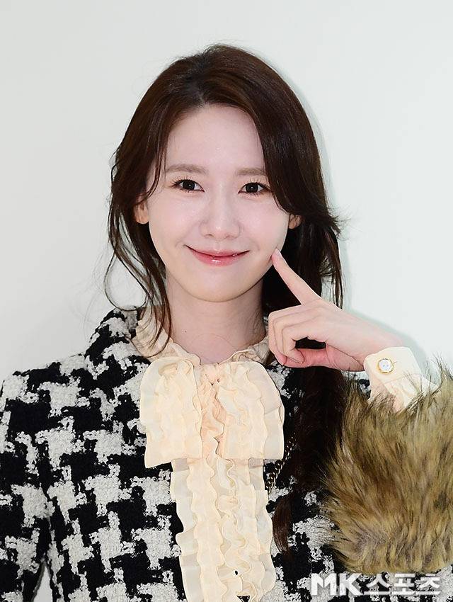 윤아 여의도에 뜬 ‘인형 비율 비주얼 여신 로맨틱한 트위드 재킷미니스커트룩 뷰티는 내운명