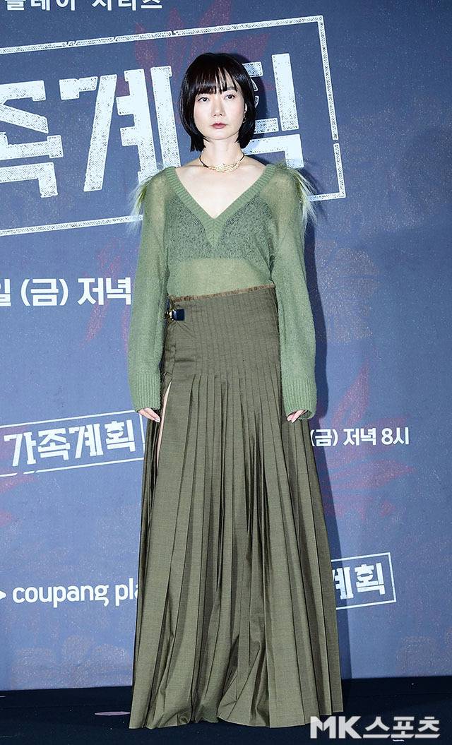 배두나 군살제로 뉴트럴 시스루 올리브 그린으로 선보인 독보적 시크룩 뷰티는 내운명