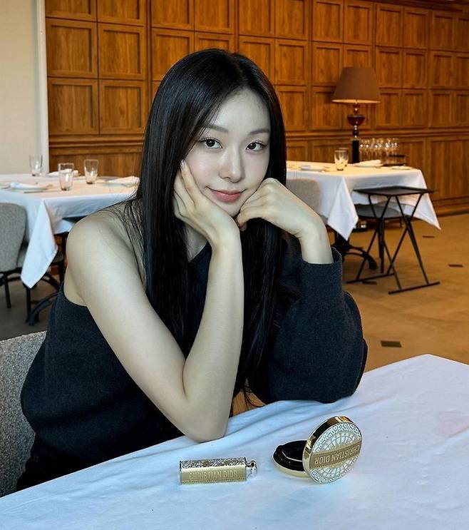 김연아 짙어진 쌍커풀한쪽 어깨 드러내고 꽃단장 남편 고우림도 좋아요 패션엔