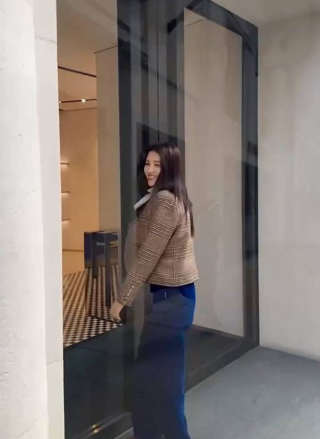 박하선 재킷만 걸쳐도 분위기 여신 런던 아침 햇살 즐긴 캐주얼 슈트룩 패션엔