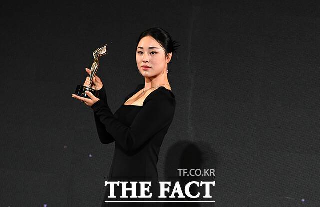 윤이나, 상금·타수·대상 3관왕...'KLPGA 정상 우뚝' [TF사진관]