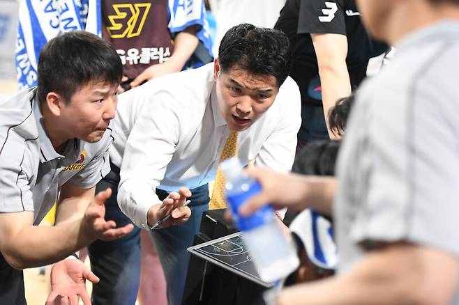 경기 후 ‘귀중한 역전승 전희철 감독 ‘뼈아픈 역전패 조상현 감독