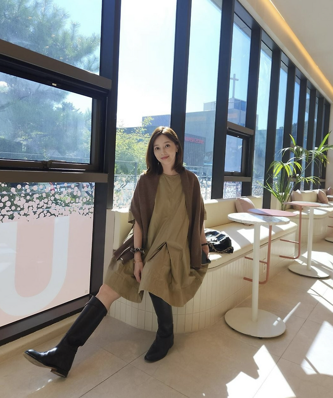 샤넬 가방과 2000만원짜리 다이아몬드 팔찌로 세련된 스타일 완성한 여가수 해피라이프