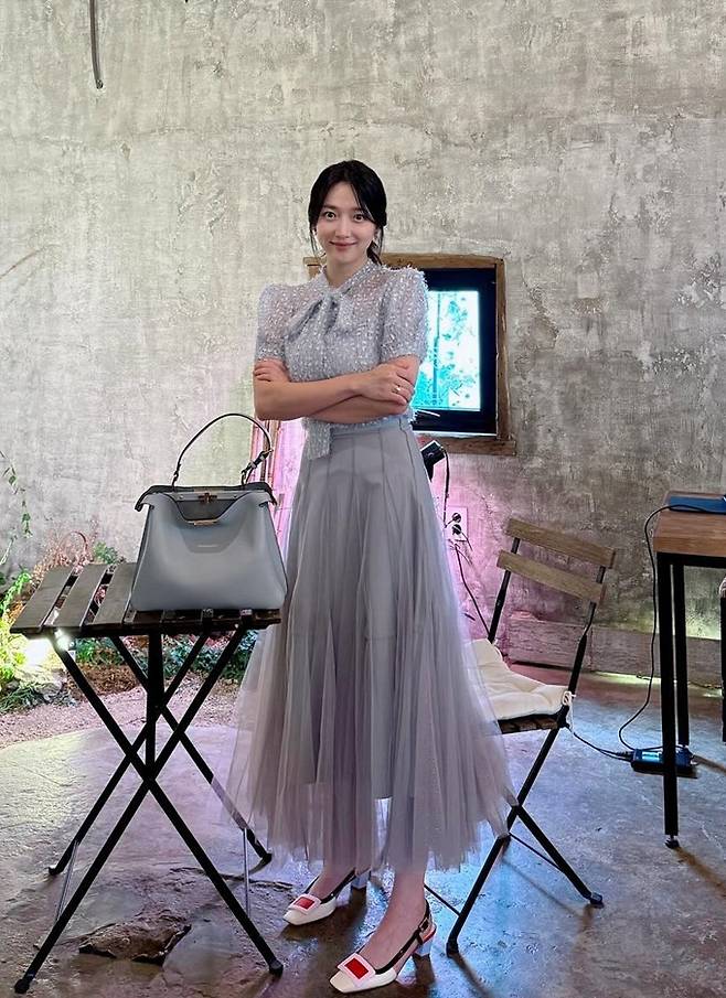 표예진 하늘하늘 실루엣 여성미 그 자체 키 커 보이는 페미닌 투피스룩 패션엔