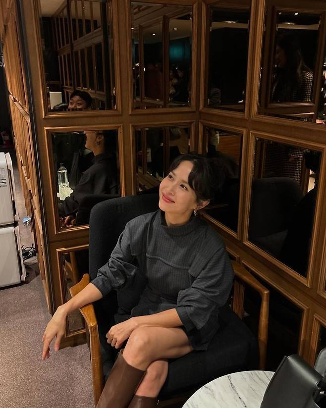 조여정 40대의 똥머리는 우아함을 말한다 청순한 세련미의 가을 여신 룩 뷰티는 내운명
