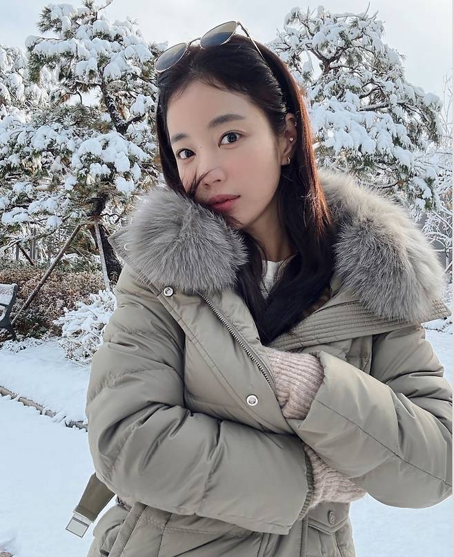 기은세 펑펑 내린 흰 눈에 너무 행복 롱 패딩 미니 스커트 겨울 여신룩 뷰티는 내운명