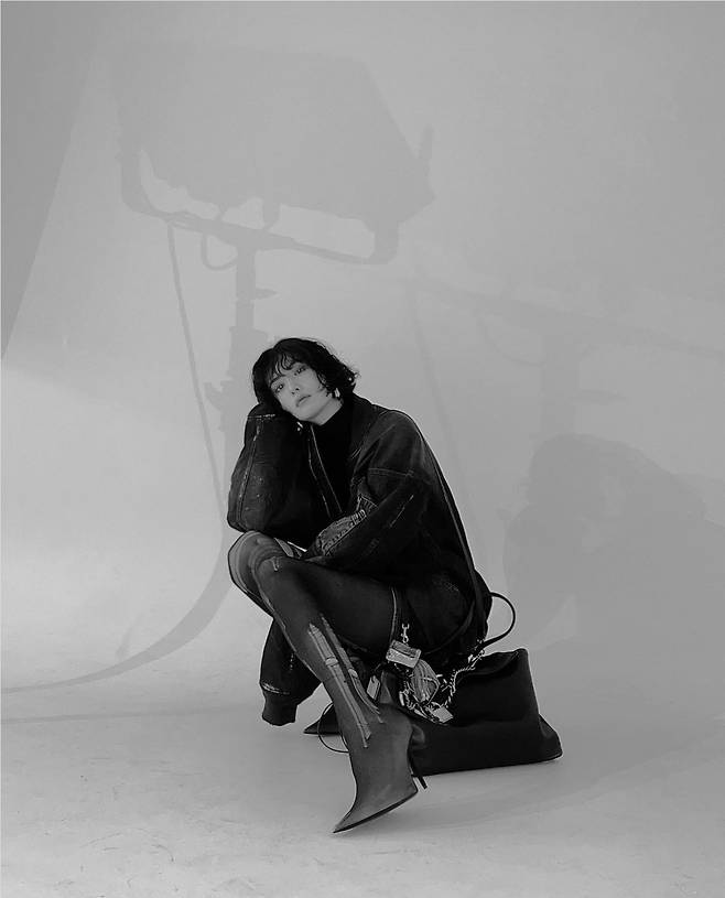 나나 너무 찢어진 스타킹의 도발 시크한 오버사이즈 데님 쇼츠 청청패션 뷰티는 내운명