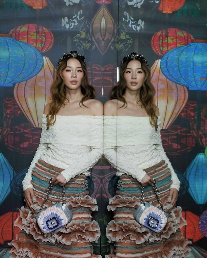 홍콩에 뜬 아이린 프릴로 쌓아올린 마네킹 비율 겨울이 춤추는 오프숄더 롱스커트룩 스타와 패션