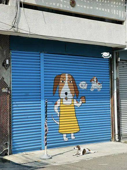 믿을 수 없어 길가에 누워있는 강아지와 똑같은 철문 그림 재미진