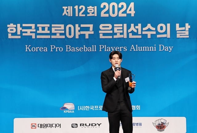 트로피 수집 중인 Kia 김도영 은퇴선수 선정 최고의 선수상까지 차지했다최고 신인상은 두산 김택연 종합 Mk청담
