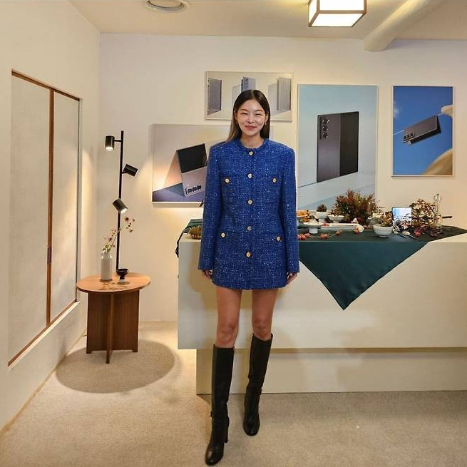 송해나 모델 다운 비율과 패션 감각 푸른 트위드 재킷 원피스로 시선 집중 스타와 라이프