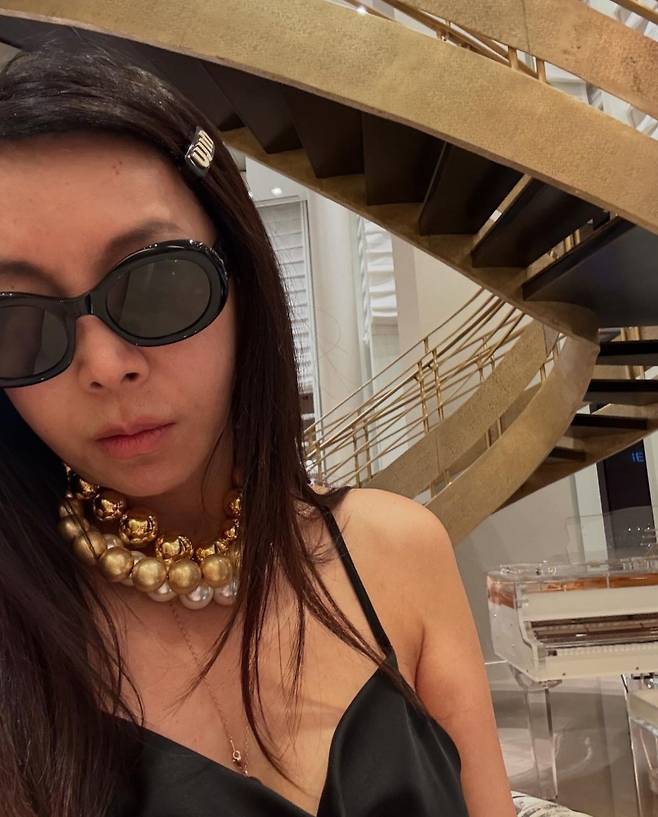 황신혜 고급 호텔 통째로 빌렸나 웅장한 황금빛 계단 내려오며 우아한 백리스 드레스룩 뷰티는 내운명
