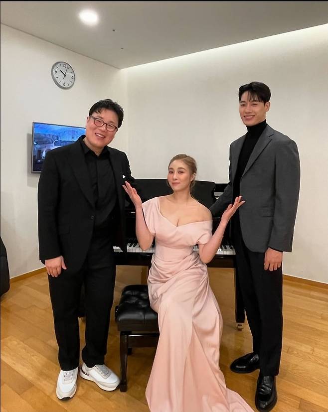 옥주현 이 얼굴에 글래머는 반칙 S라인 몸매 뽐낸 원숄더 드레스룩 스타와 패션