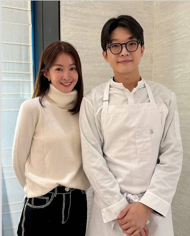 이시영의 샤넬 데일리룩 터틀넥과 데님 팬츠로 전한 캐주얼룩 스타와 라이프