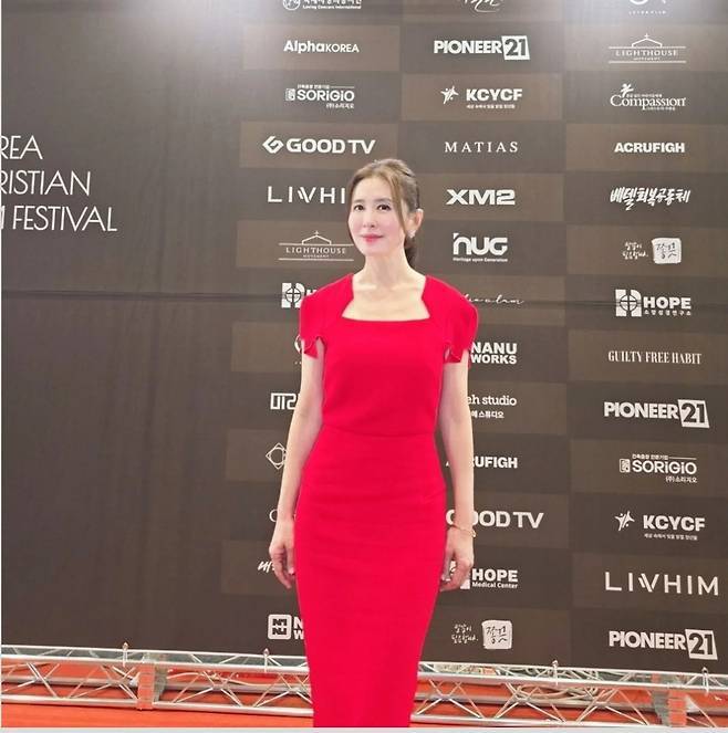 이일화 나이를 거스른 49kg 리즈핏 레드 스퀘어넥 드레스룩 스타와 라이프