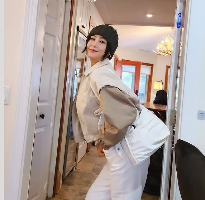 18kg 뺀 솔비 캐나다서 글램 S라인 분출 스카프 슬쩍 두른 딱붙핏 원피스룩 뷰티는 내운명