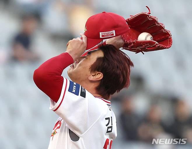 Era 꼴찌 굴욕 최악의 시즌 보낸 김광현 2025시즌 캡틴 중책 맡고 반등 성공할까