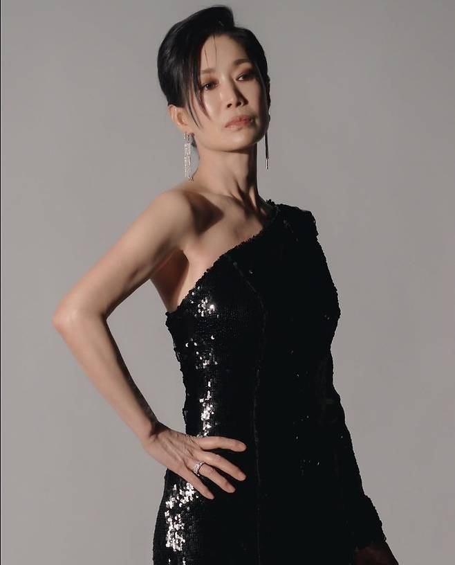 나영희 63세 맞아 파격 원숄더백리스 입고 시크한 카리스마 시퀸 드레스룩 스타와 패션