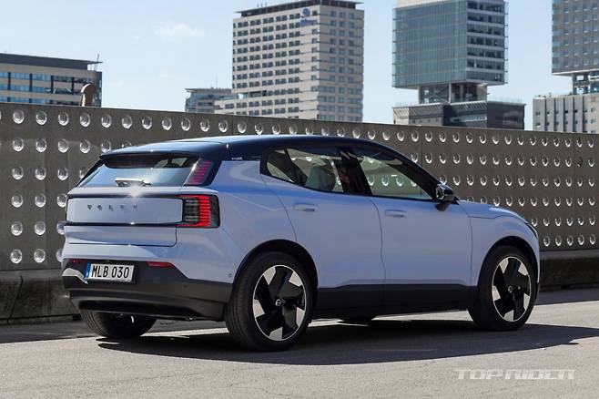 볼보 EX30 드디어 출고되나, 주행거리 '351km' 인증 | 탑라이더