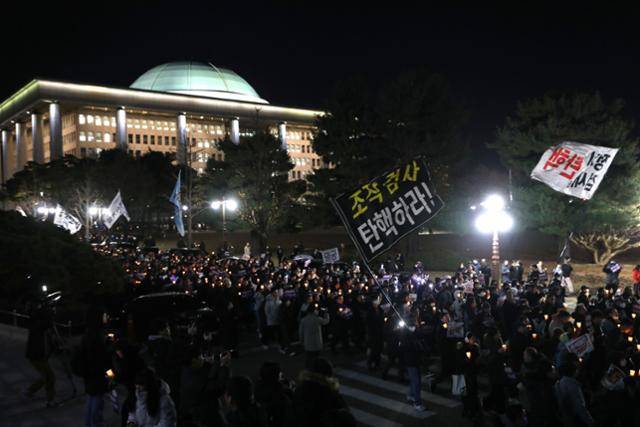 윤 대통령은 퇴진하라 광화문·여의도에서 다시 피어오른 촛불