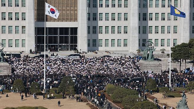 조국혁신당 등 야당 윤 대통령 내란죄로 수사기관 고발