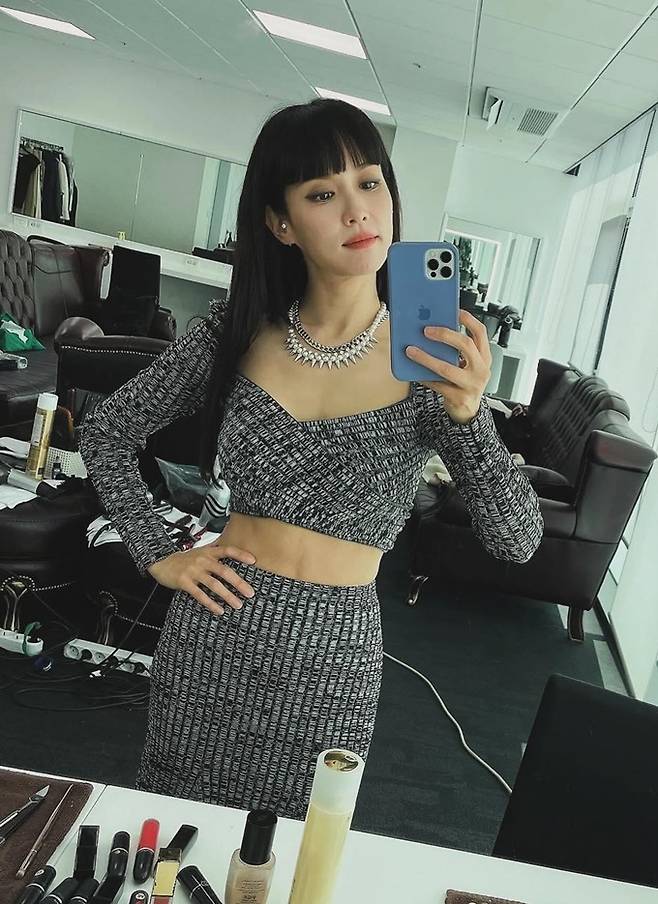 조여정 ‘히든 페이스에 빠진 매혹미 복근 드러낸 나르시시스 투피스룩 패션엔