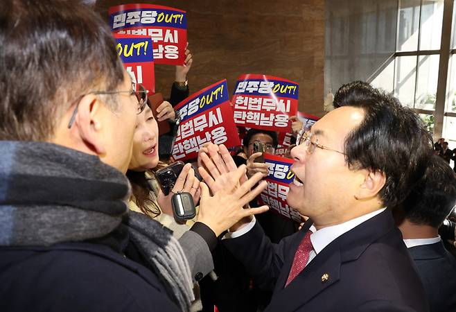 민주당 탄핵은 모두를 위한 것”탄핵소추안 표결 앞두고 여권 압박 총력