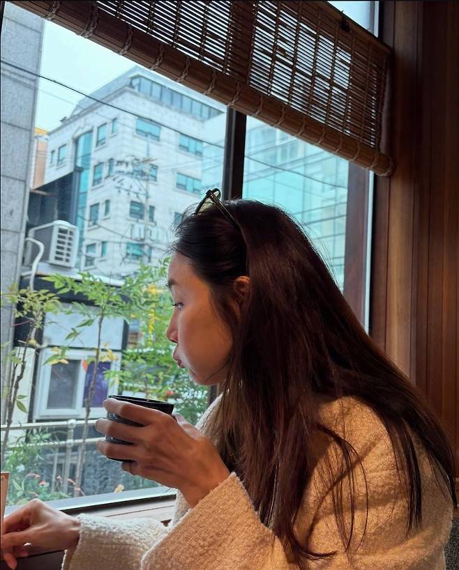 최지우 트위드와 데님이 찰떡 49세 나이 잊은 볼 빵빵 카페 나들이룩 뷰티는 내운명