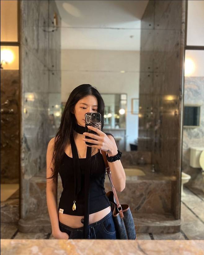 장재인 필라테스 효과 슬림한 보디라인과 감각적인 스카프 스타일링 스타와 라이프