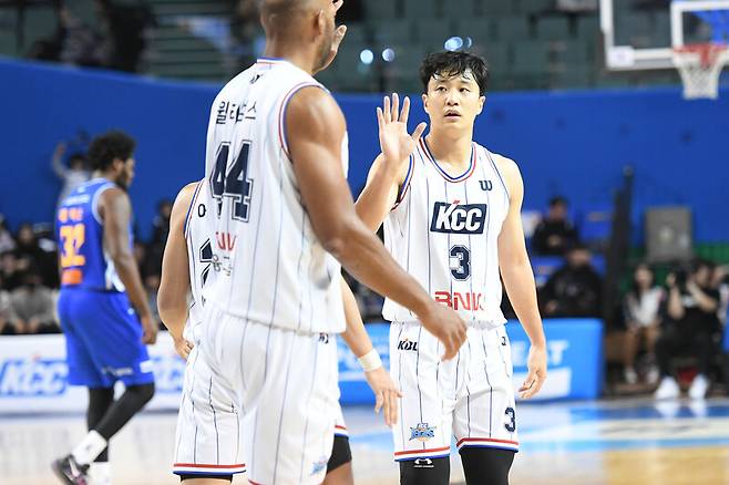 [BK 리뷰] '외곽엔 허웅이, 골밑엔 최준용이!' KCC, 삼성 제압하며 2연승 성공