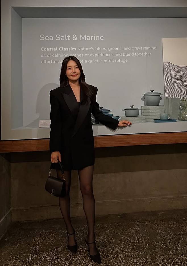 한지혜 겨울에도 하의실종 퀸 예쁜 엄마의 클래식 와이드 카라 재킷 슈트룩 패션엔