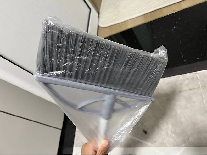 빗자루에 비닐봉지를 씌웠더니 삶의 질이 달라졌어요~ 오늘살림루틴