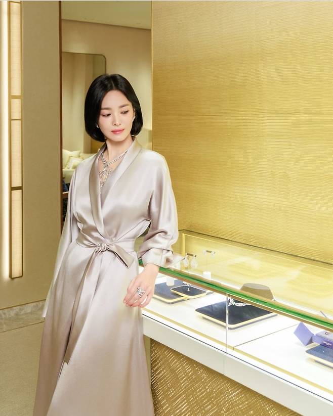 송혜교 우아함의 끝판왕 고급스러운 실크 가운 스타일로 넘사벽 미모 뽐내 뷰티는 내운명