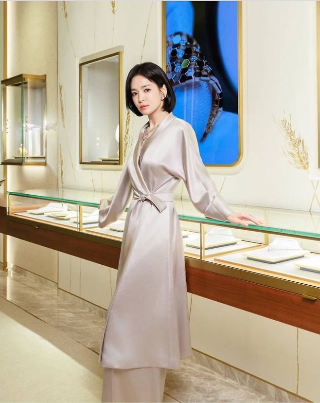 송혜교 우아함의 끝판왕 고급스러운 실크 가운 스타일로 넘사벽 미모 뽐내 뷰티는 내운명