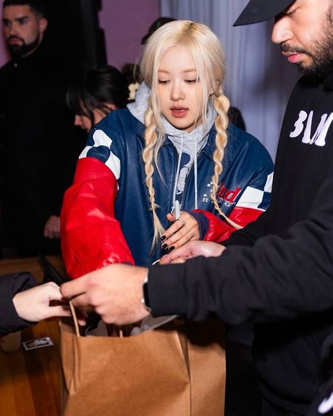 로제 뉴욕을 휩쓴 아파트 열풍 레이싱 재킷에 짧아도 너무 짧은 쇼츠룩 뷰티는 내운명